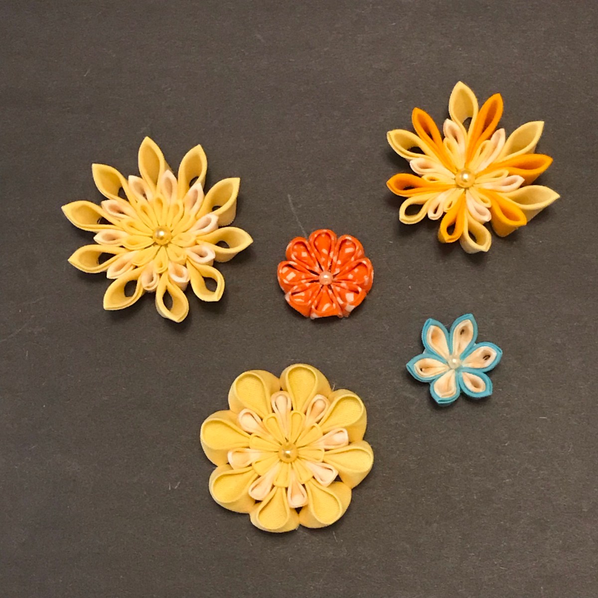 Making Hanabi-like Flowers “Chrysanthemums” with Tsumami-zaiku ...